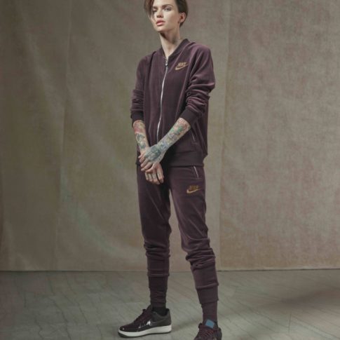 Nike Sportswear Port Wine par Ruby Rose