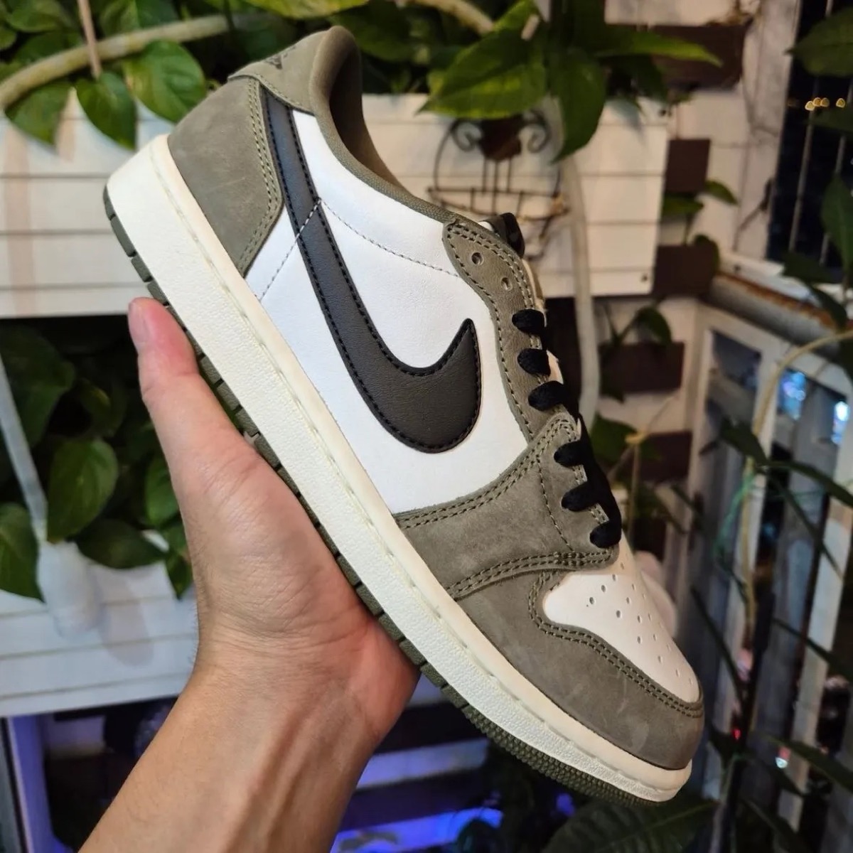 Travis Scott x Air Jordan 1 Low OG Medium Olive - Sneakers.fr